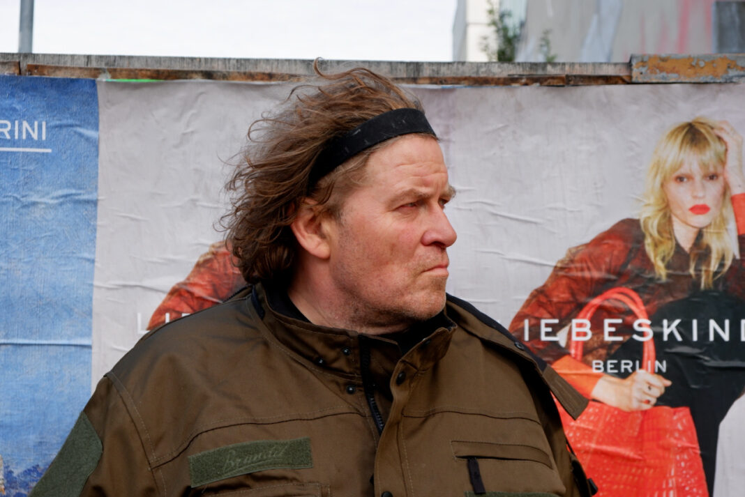 Jürgen Laarmann: Montagmorgens über Schnaps- und E-Leichen stapfen