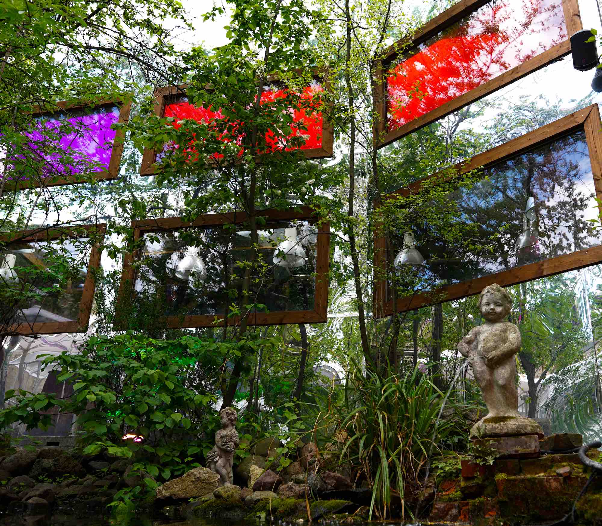 ÆDEN: Umfunktionierte Container und Grün zwischen Backsteinmauern