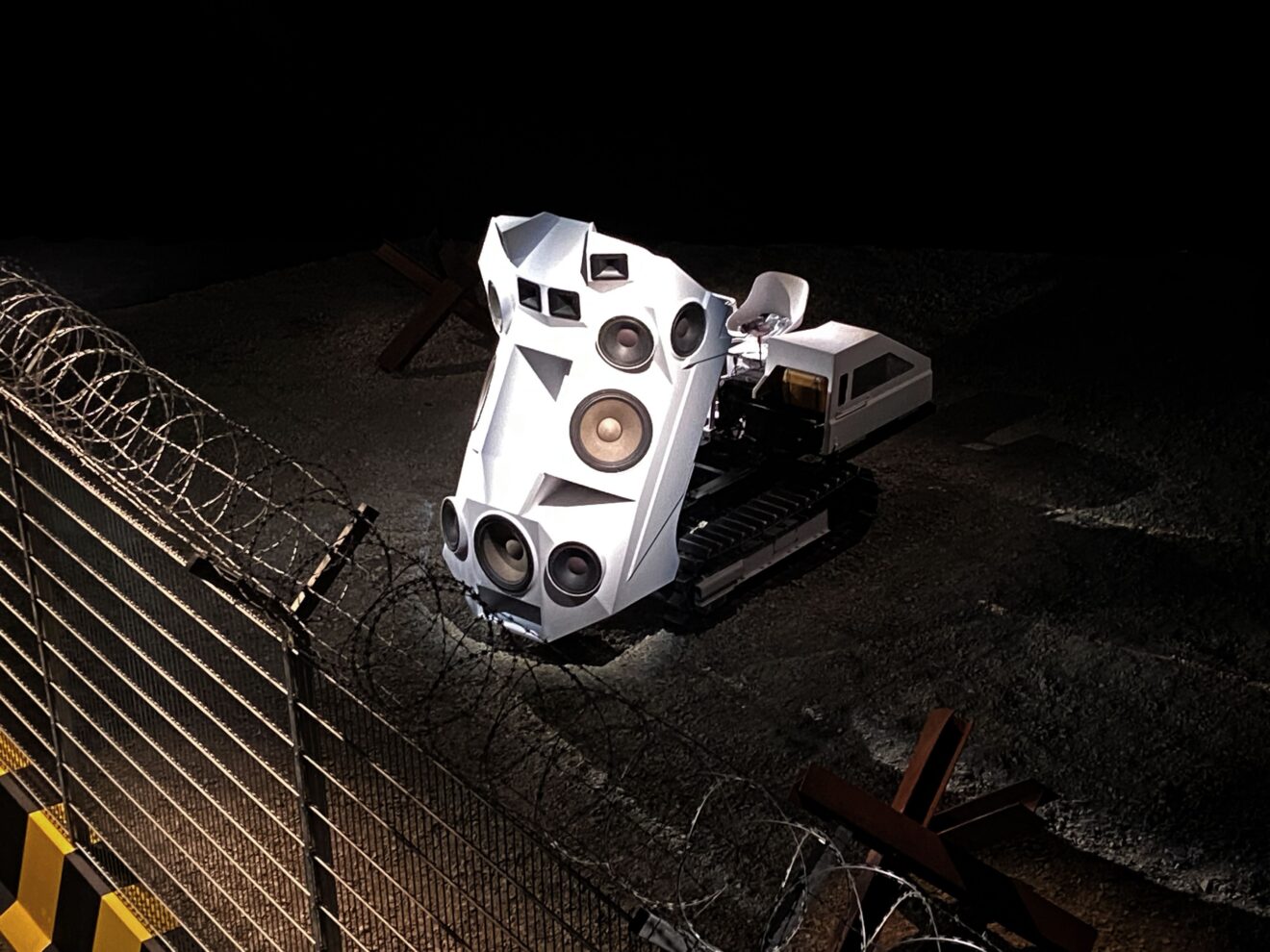 Musik als Waffe: Nik Nowaks Klangskulpturen sind in Dresden zu sehen